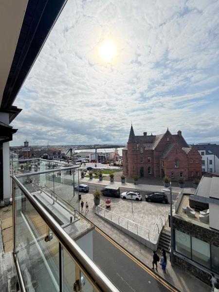 Penthouse Apartment - Town Centre, Sea Views, Secure Parking - Portrush