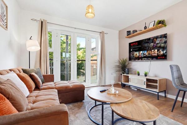 Opk Stays - Elegant 2-bed City Centre Flat, Free Parking, Sleeps 5, Near Pool Meadow Coach Station - Coventry