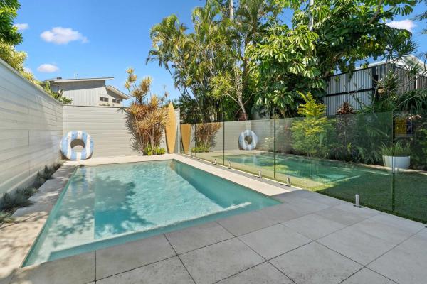 Miami Beach House - Pool Sauna Games - Sleeps 12 - Surfers Paradise