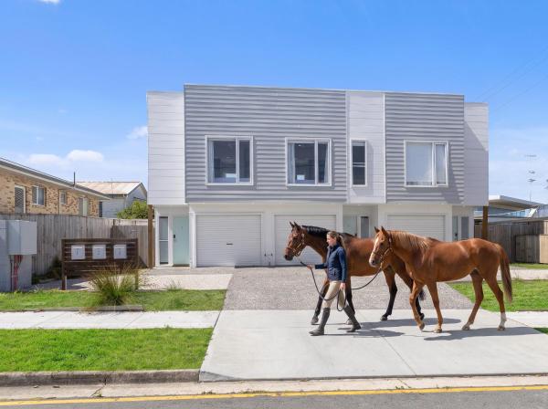 "Redcliffe Townhouse, King Bed, Horses Next Door, Short Walk To Beach" - Beachmere