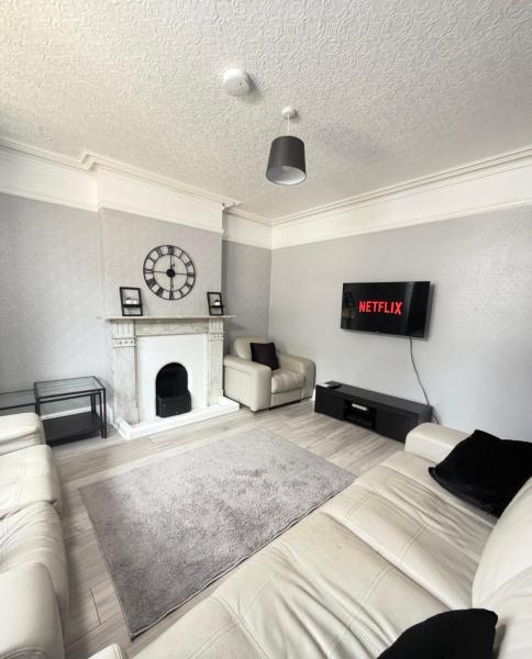 Budget Friendly 4 Bed Home Sleeps 9 In Town Centre - Aylesbury