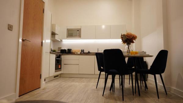 Luxury 2-bed 3 Bath Apartment Balcony Rooftop Terrace - Bolton