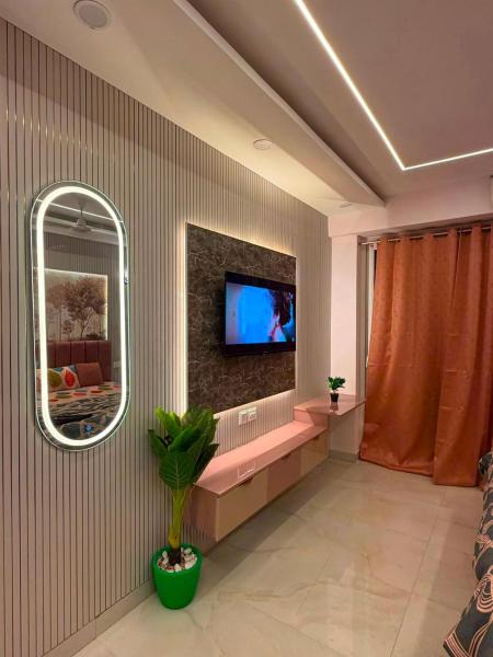 Luxuary Studios - Ghaziabad