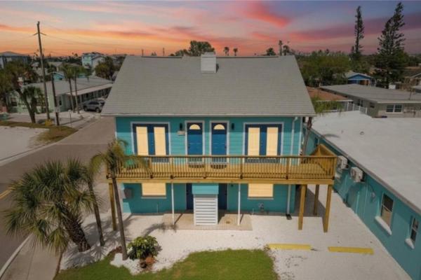 Oceanviews With Pool And Walk To Johns Pass - Madeira Beach, FL