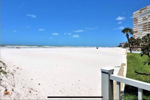 Poolside Studio Steps To Beach - Redington Shores, FL