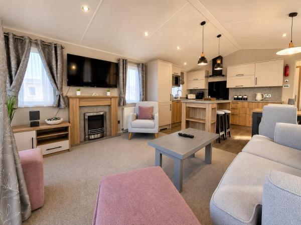 The Big Dune Lodge - Sleeps 8, Decking, Parking - Kent