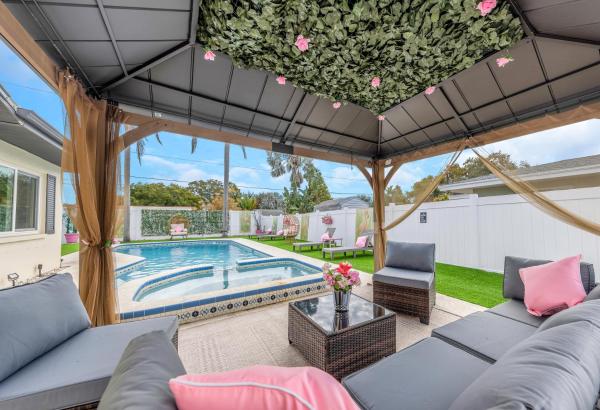 Private Luxury Retreat With Heated Pool & Game Room - Clearwater, FL