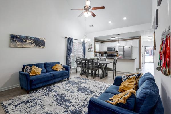 Patio & Fenced Yard! Grove Landing Townhome - Harlem, GA