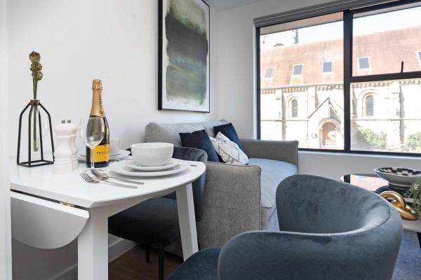 Desirable One Bedroom Apartment With Twin Beds - Southampton Airport (SOU)