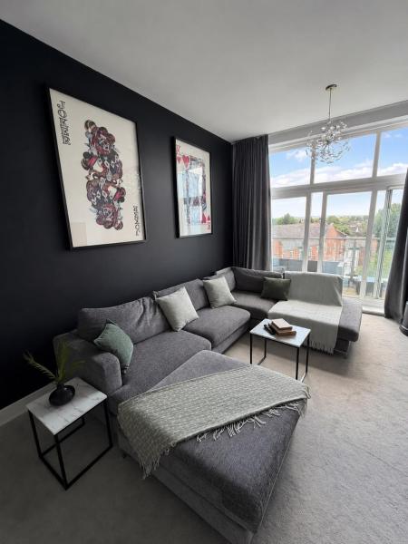 The Penthouse - Free Parking - Next To Station - Aylesbury