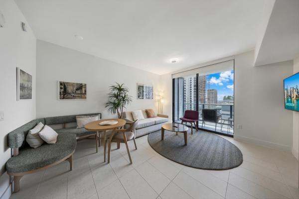 Stunning Condo - City Views - Gym & Rooftop Pool - Miami, FL