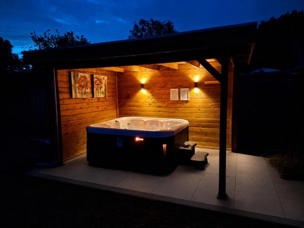 Woning Met Voorverwarmde, Overdekte Jacuzzi In De Tuin - Gelderland