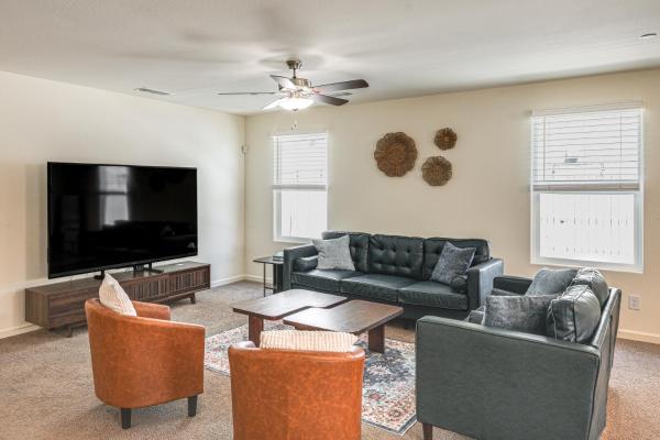 3 Mi To Sports Village! Family Gem W/ Fenced Yard - Bakersfield, CA