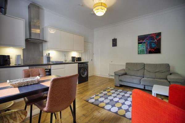 Stylish City Centre Flat With King Bed & Parking - インヴァネス