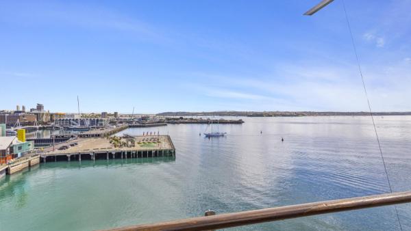 Spacious 3-bed Waterfront Apartment - Auckland