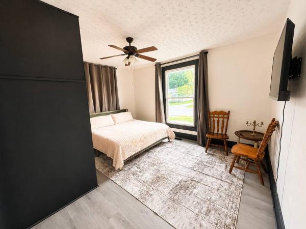 Downtown Whitestown King Bed + Large Backyard - Traders Point, IN