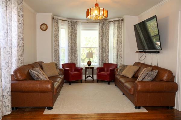 Charming Victorian Duplex - 4br Sleeps 10 Home - Niagara Falls