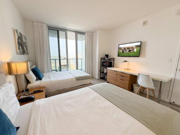 Modern Studio Intracoastal View & Pool - Aventura, FL