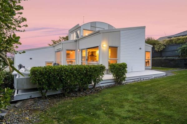 Orewa Beach Family Haven With Spa Pool - Deck - Puhoi