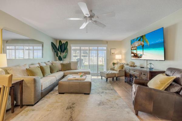 New Pet Friendly 2-2 Townhouse, Beachfront Property With A Seasonally Heated Pool - Flagler Beach