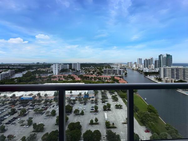 Upper-floor Studio Modern & Beach Shuttle - Aventura, FL