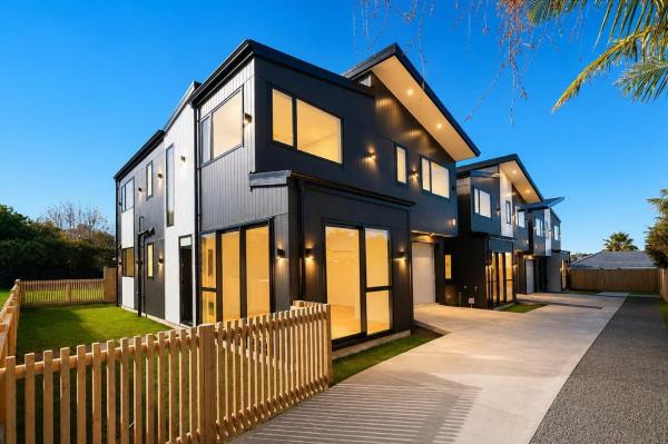 Howick New Builds, Walk To Shops - Auckland