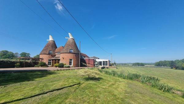 Double Tower Oast House Sleeps 12 With Heated Indoor Pool And Outdoor Tennis Court In 5 Acres Landscaped Gardens Complete With Small Lake Woodland Stream And Valley Views - Kent