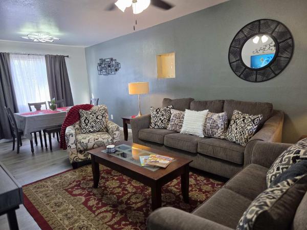 2-bed Condo, Cook-ready Kitchen, And Laundry, 5-8 Minutes From University Of Arizona And Downtown Tucson - Tucson, AZ