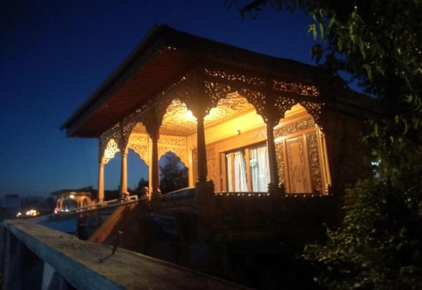 Luxurious Houseboat Stay - Srinagar
