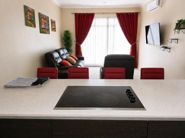 Smileja Luxury Escape Gated Complex Close To Airport - Montego Bay