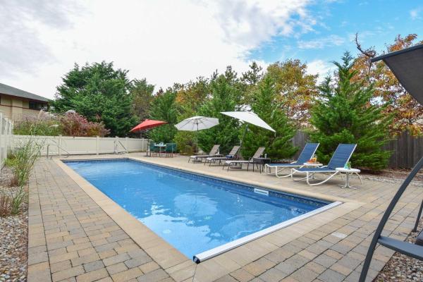 Beautiful Backyard Pool Deeded Beach Rights - Truro