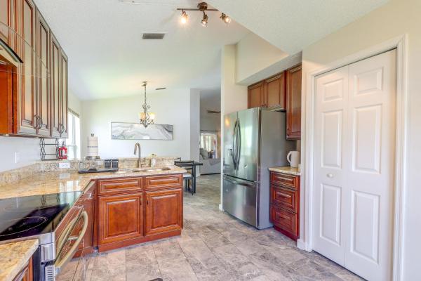 Extended Stays Welcome! Waterfront Gem In Orlando - Orlando, FL
