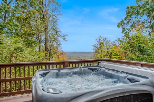 Above Sleepy Hollow - Rooftop Deck, Amazing Views, Hot Tub, Pet Friendly, Screen Porch, Wifi, Ev Station, Games, Trails, Wood Stove, Charcoal Grill, Lake Access, King Bed - Fort Frederick State Park, Big Pool