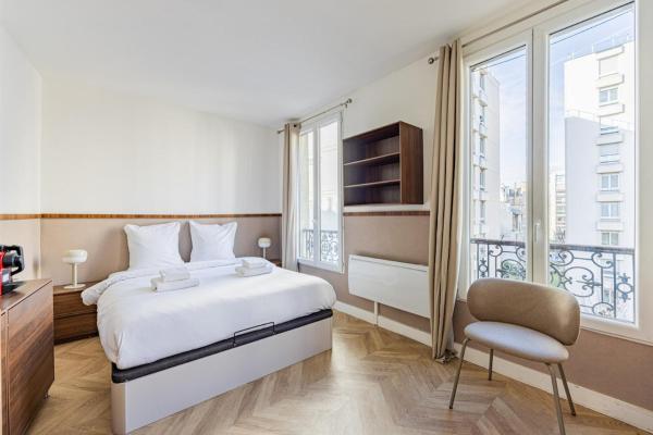 Montmartre - Guy Moquet Metro - Studio - Issy-les-Moulineaux