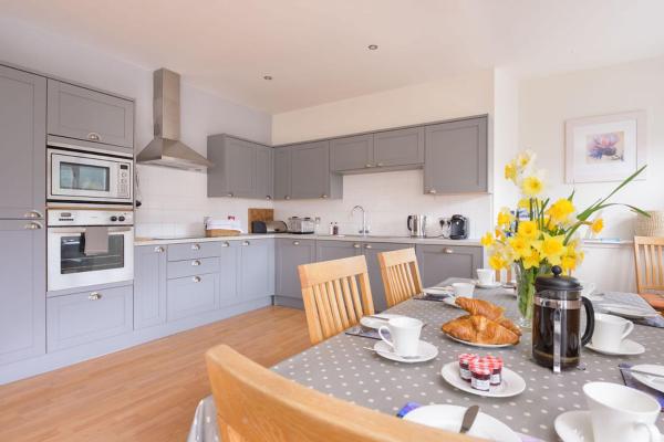 The Gairn - Luxury Ballater Apartment With Balcony & Parking - Balmoral Castle
