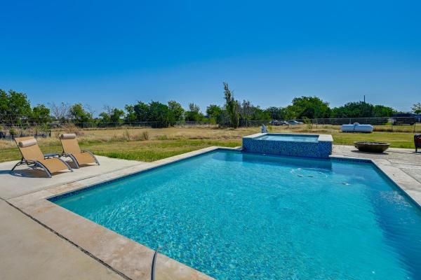 Swim, Grill & Relax! Copperas Cove Family Home - Copperas Cove, TX