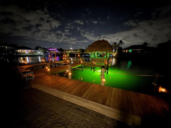 Villa Salt & Sol At Cape Harbour - Gulf Access, Dock With 13,000lb Boat Lift, Tiki Hut And Glass Bottom Viewing Area, Fishing And Beach Gear, 4 Complimentary Watercraft, Bikes For Adults And Children, Htd Pool, Fenced Yard, Dog Friendly! - Sanibel Island, FL