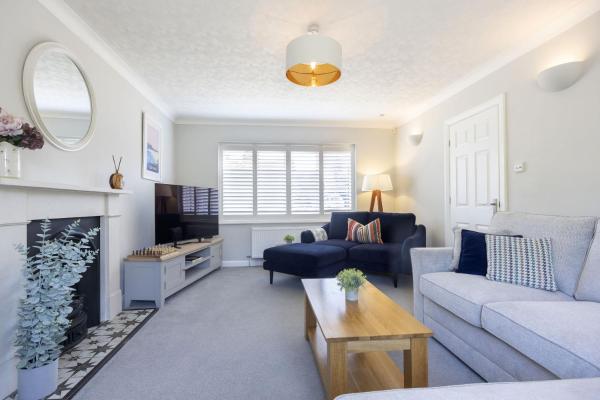 Spacious 5-bed Detached Home By The Park - Cheltenham