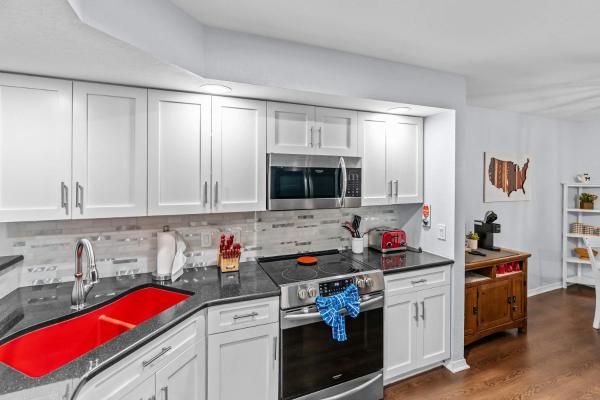 Stylish Creek View 2br Condo - Gated Community - Branson, MO