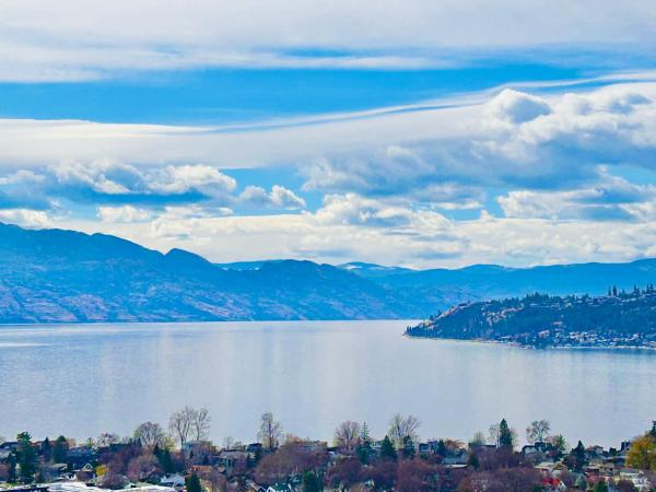 Million-dollar Iconic Lakeview Downtown Signature 2-bedroom Loft With Rooftop - Kelowna