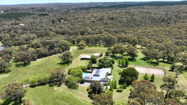 Thule Country Estate - Private Architect-designed Farm Estate, 6 Bedrooms, Sleeps 12 - Mount Macedon