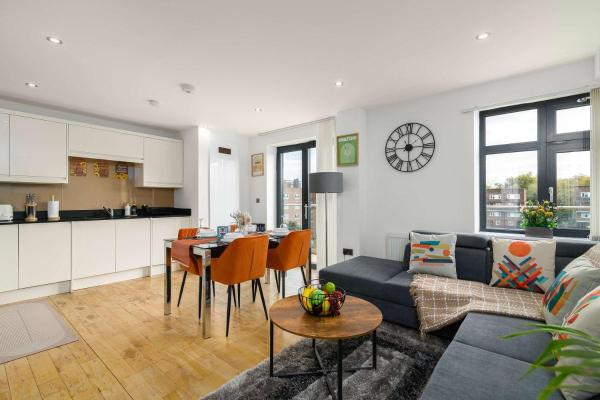 Modern Top-floor 2-bedroom, 2-bathroom Apartment With Lift & A Private Balcony, Sleeps 6 - London Paddington Station