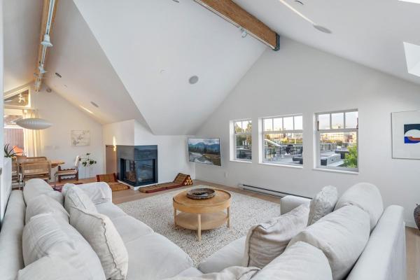 Beautiful, Newly Renovated Creek Home - West Vancouver
