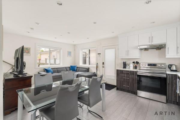 Sleek Coach House With Designer Kitchen - Sleeps 7 - Vancouver