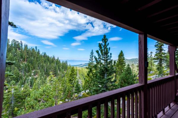 Tahoe Village Summit Escape - Genoa, NV