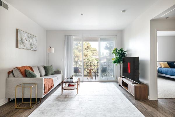 Chic And Cozy 2 Bedroom Getaway With Pool, Parking And Gym - Los Angeles