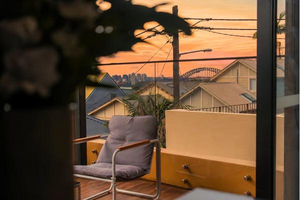 1 Bedroom With Harbour Bridge Views & Balcony - Crows Nest, Australia