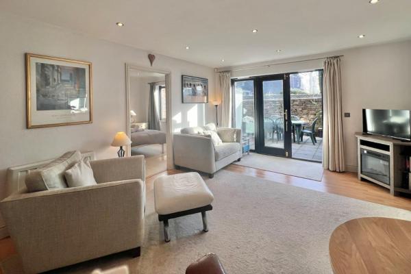 Central Spacious Ground Floor Flat With Courtyard - Kingsbridge