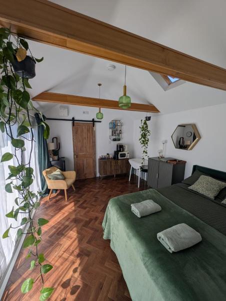 Stylish Central Horsham Residence With Parking And Hot Tub - West Sussex