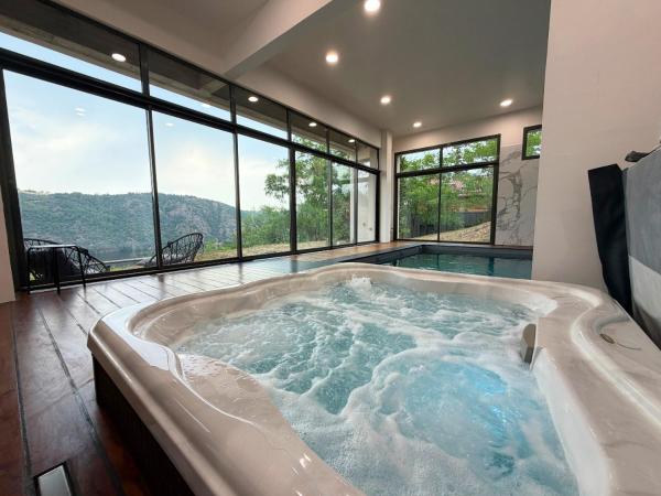 J'adore - Studio Vue Gorges De La Loire, Piscine & Jacuzzi Privatifs - Saint-Étienne